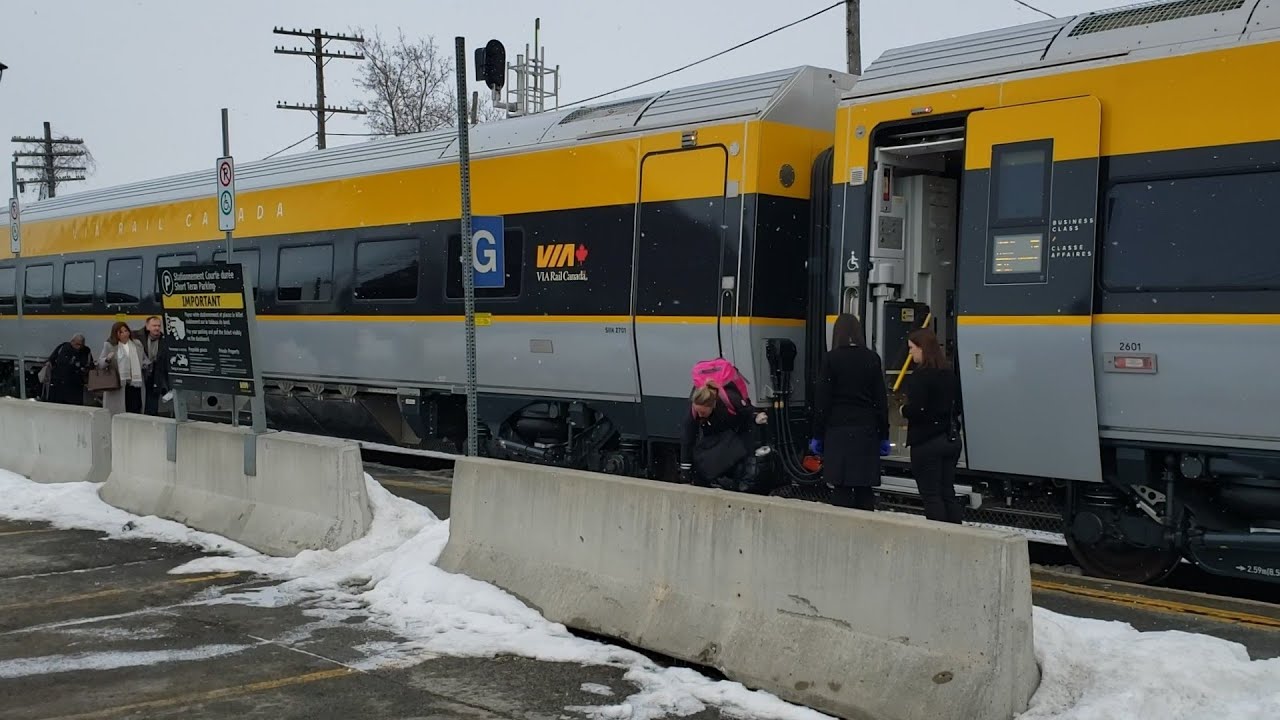 WINTER TRAINS Via Rail SCV-42 Charger Close Up and Venture Trainset ...