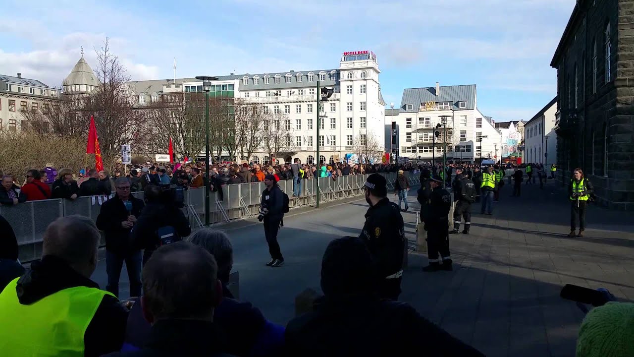 Protest against the Icelandic prime minister starting - YouTube