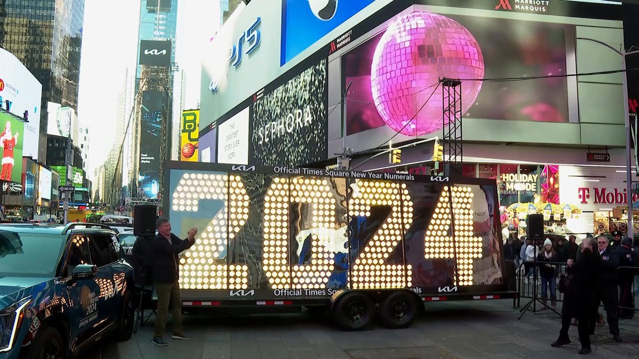 NEW YEAR’S EVE NUMERALS ARRIVE IN TIMES SQUARE - YouTube