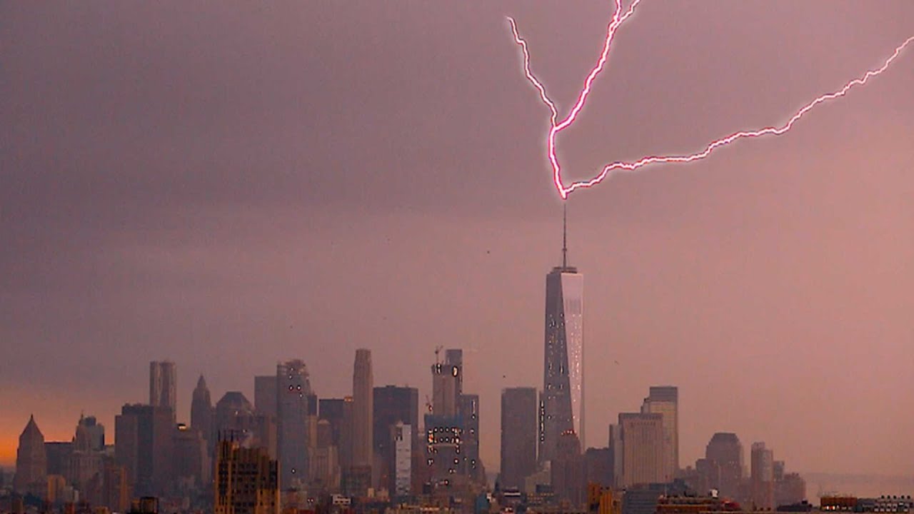 Lightning Strikes One World Trade Centre - YouTube