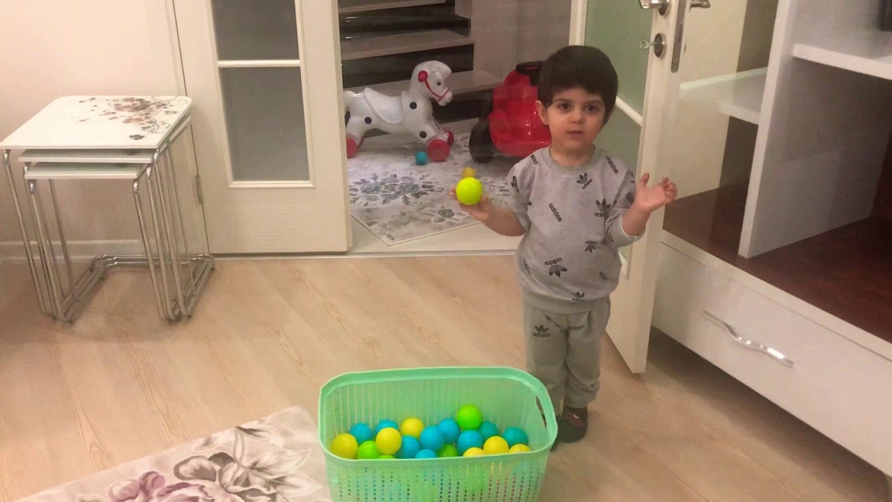 Kapıyı bantlayıp top atmaca oyunu oynadık😄Adil hamza bu oyunu çok sevdi ...