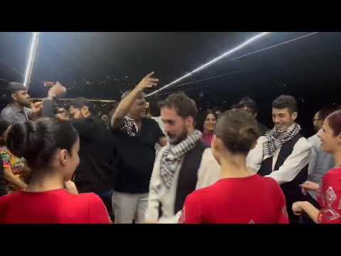 Teknede Dans Partisi: Su Üzerinde Eğlence Dolu Anlar!