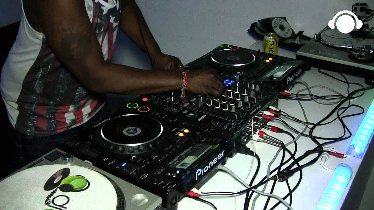 Bryan Gee (UK) - V Recordings Showcase @ Ban EMC - YouTube