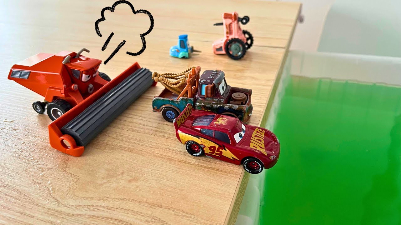 Lightning McQueen & Tow Mater with friends jumping into water Disney ...