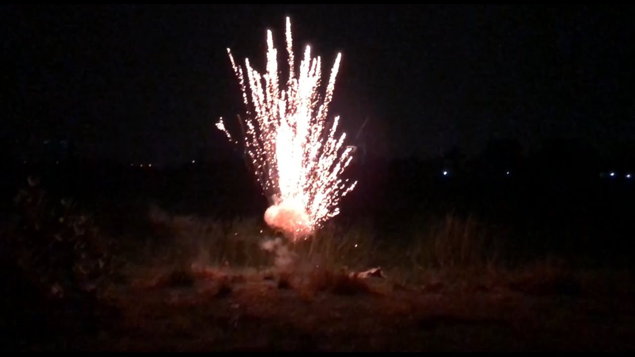 Đốt thử pháo hoa dưới đất - Firework explodes on ground - YouTube