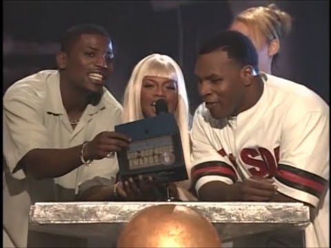 Lil' Kim presents Album of the Year at the 1999 Source Awards - YouTube
