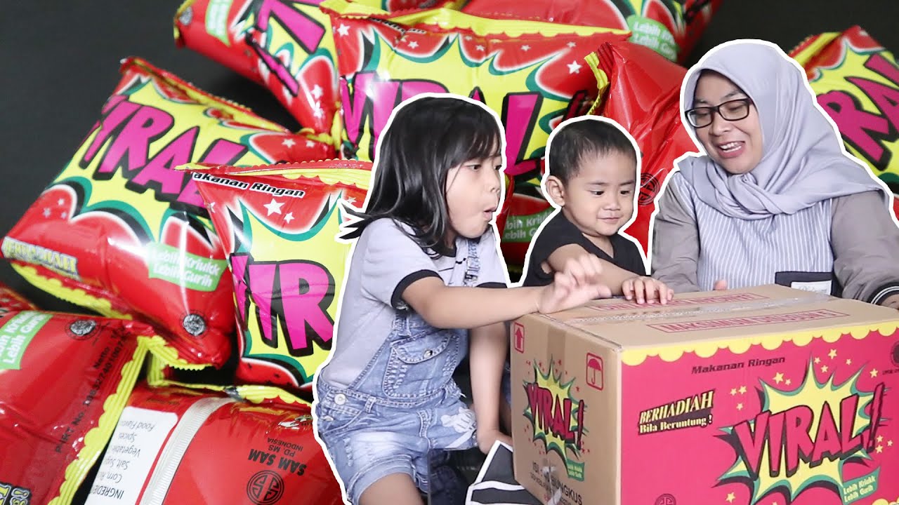 Rame-Rame Keluarga Super Fafa Buka Snack Viral Satu Dus !! - YouTube