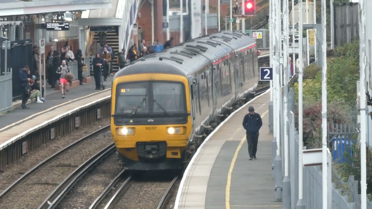 BR/GWR Class 165 117 departs Wokingham with 1V56 to Reading - YouTube