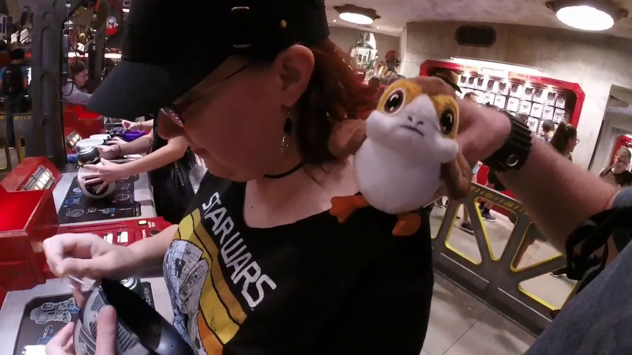 Alida Builds a Droid at Disney's Star Wars: Galaxy's Edge - YouTube