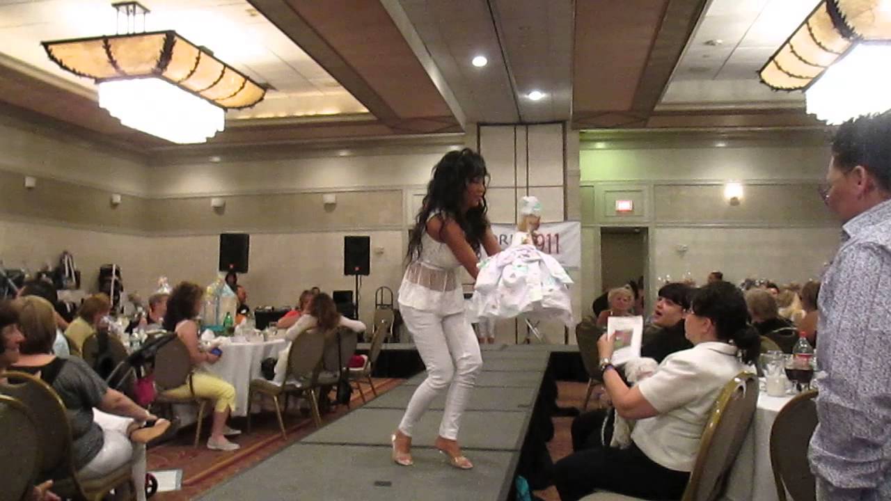 "Chi Yum Yum" Rescues Rock the Runway Yorkie 911 - 2014 - YouTube