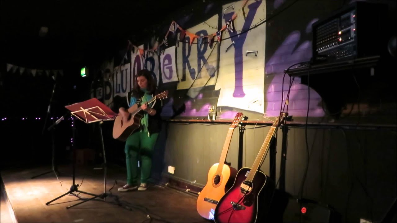 Elena Traina - Guarda che luna @Blueberry Music House, Norwich - YouTube