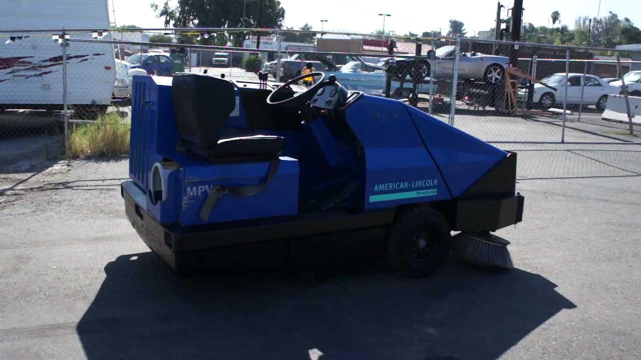02 American Lincoln ALTO riding Sweeper Zamboni - YouTube