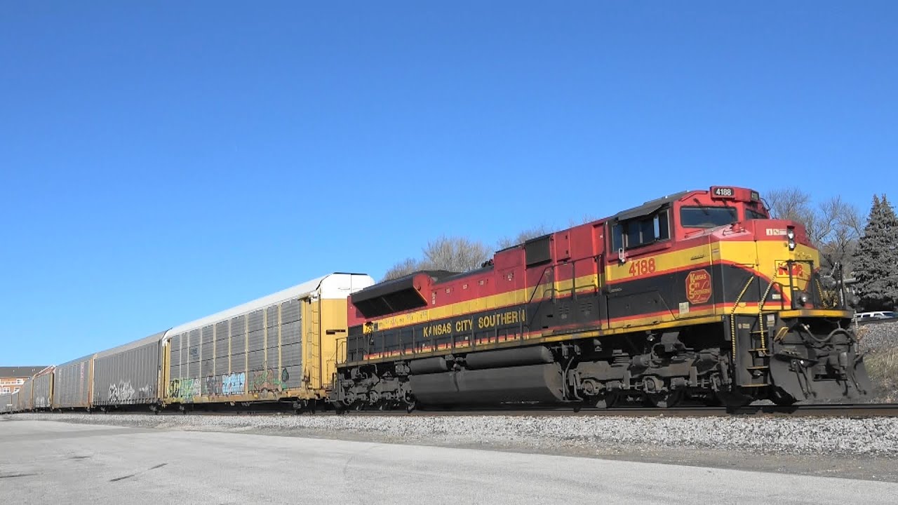 CP 8132 w/ KCS Leads Freight, Davenport, IA 4/5/2024 - YouTube