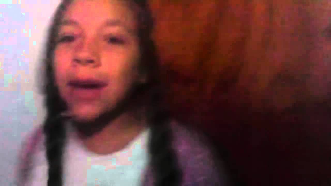 Chica canta frozen y se cae - YouTube