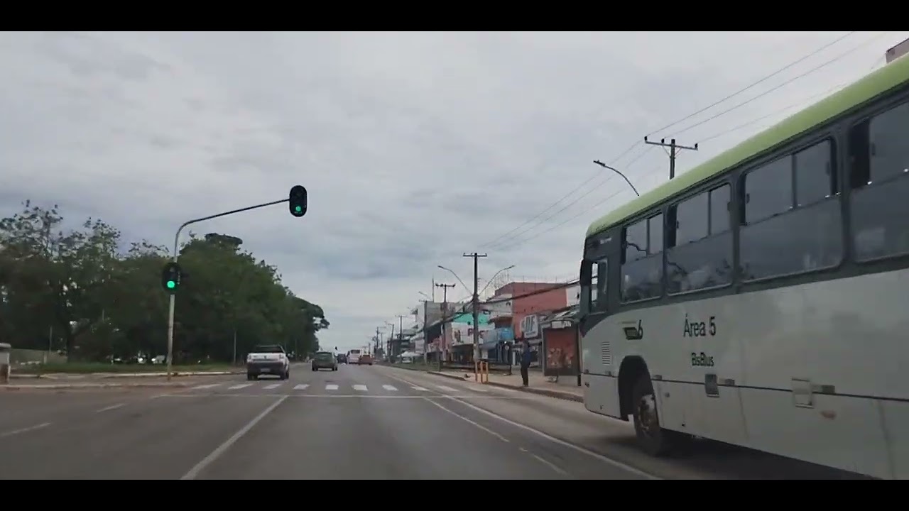 Via central que da acesso ao centro da Ceilândia DF dia 12 de dezembro ...