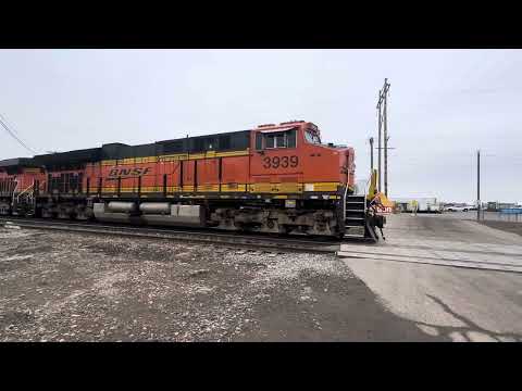 BNSF #3939 Lead’s The Y-PUE9001-15I Through Pueblo JCT, CO 2/15/2025. - YouTube