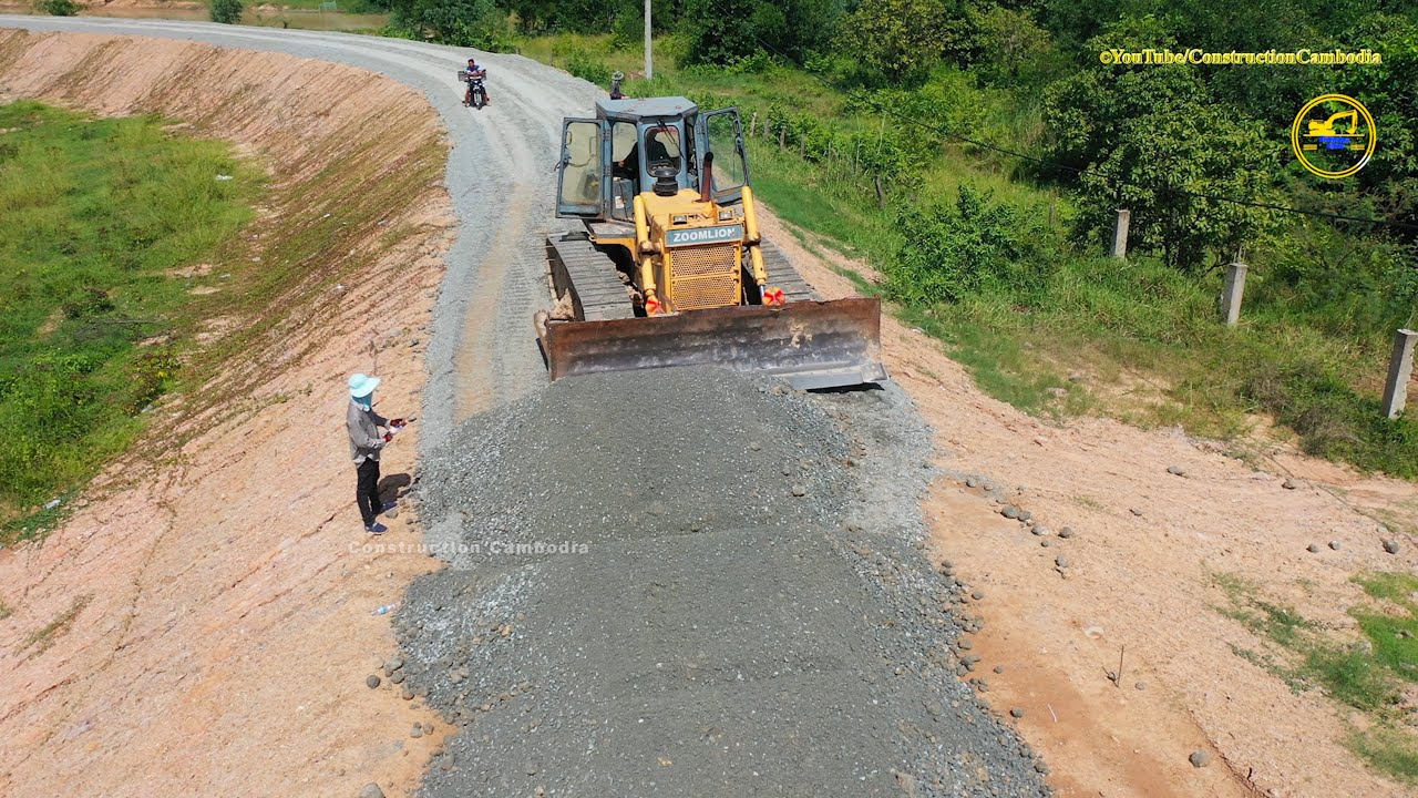 Zoomlion Bulldozer pushing gravel stone & Truck dumped stones on the ...