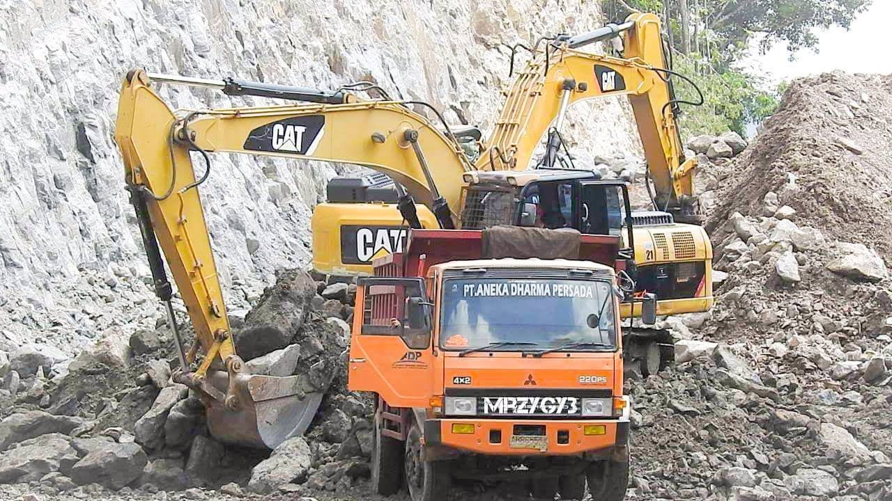 Digger Excavator Loading Dump Truck - YouTube