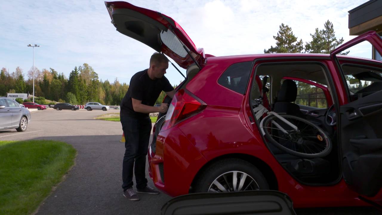 Pieni auto, isot tilat – Honda Jazz taipuu moneksi (Teknavi 2016) - YouTube