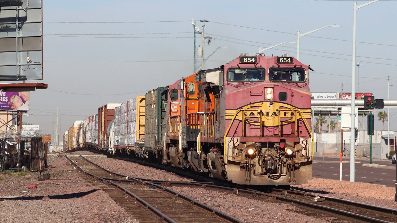 BNSF 654 leads the Y-PHX3611 Shuttle west into Phoenix, AZ w/ BNSF 529 & BNSF 699 on 01/15/2024 ...