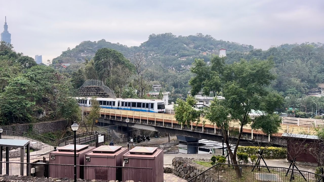 台北捷運 文湖線 龐巴迪INNOVIA APM 256 / BT370型電聯車 辛亥－麟光站間 - YouTube