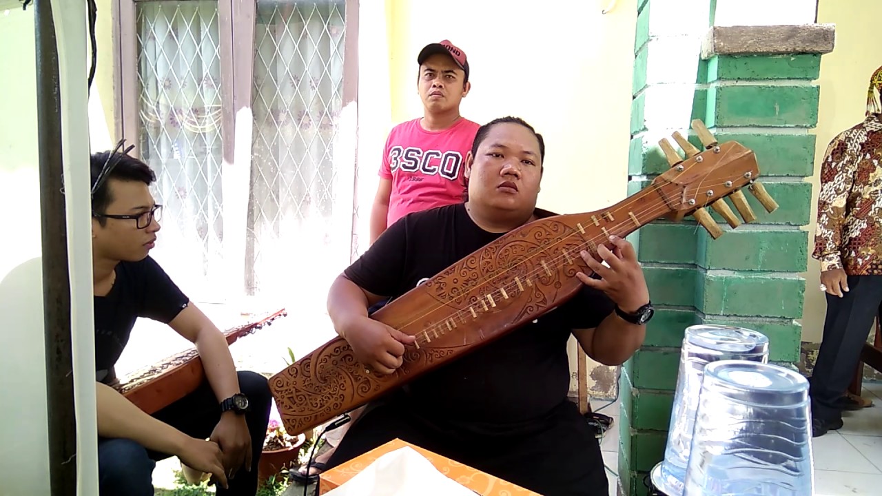 Berbakat, Pemain sape' kalbar - YouTube