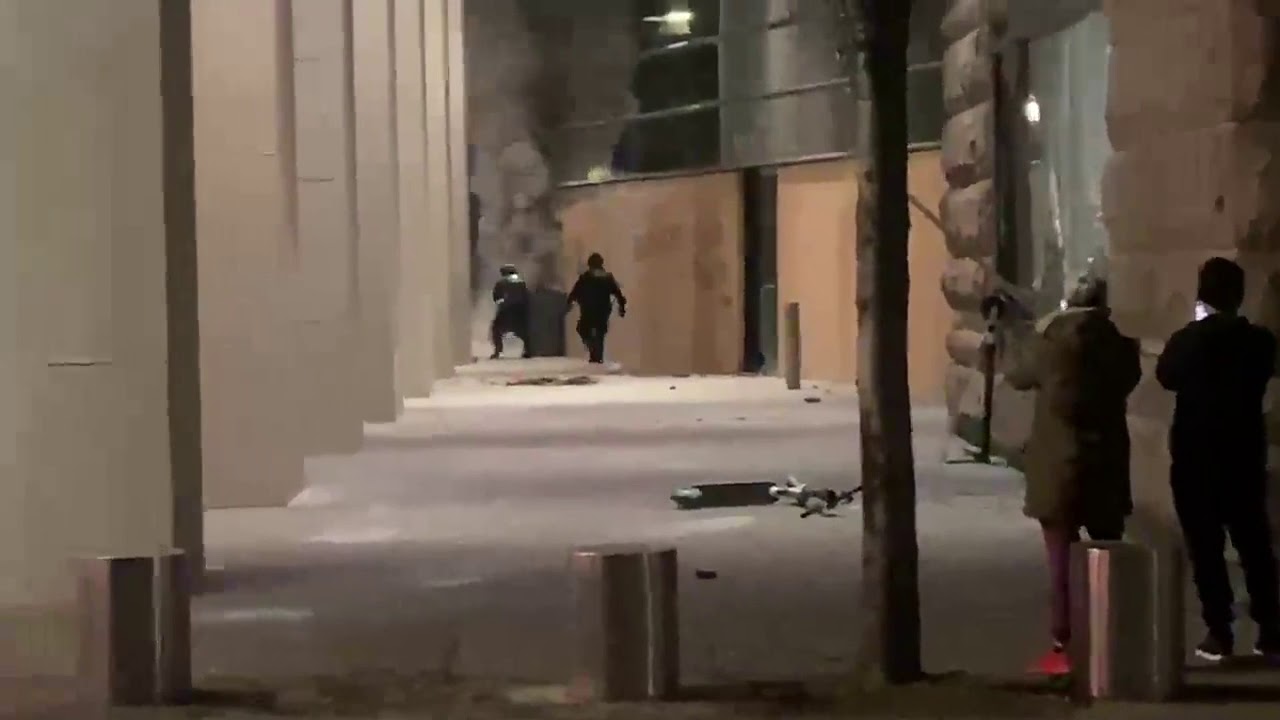 Antifa set fire to federal courthouse in downtown portland, OR - YouTube