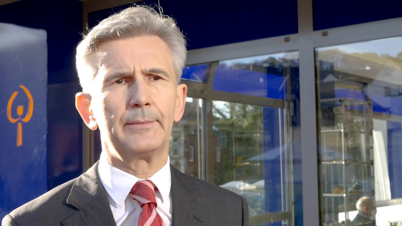 Herzlich Willkommen, Prof. Adamek! - YouTube