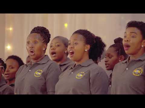 Mt. Kizito Makuburi wakiimba wimbo wa Mungu Mkuu Kwenye Tamasha la Yesu ni Mwema TYM-8(Episode 3)