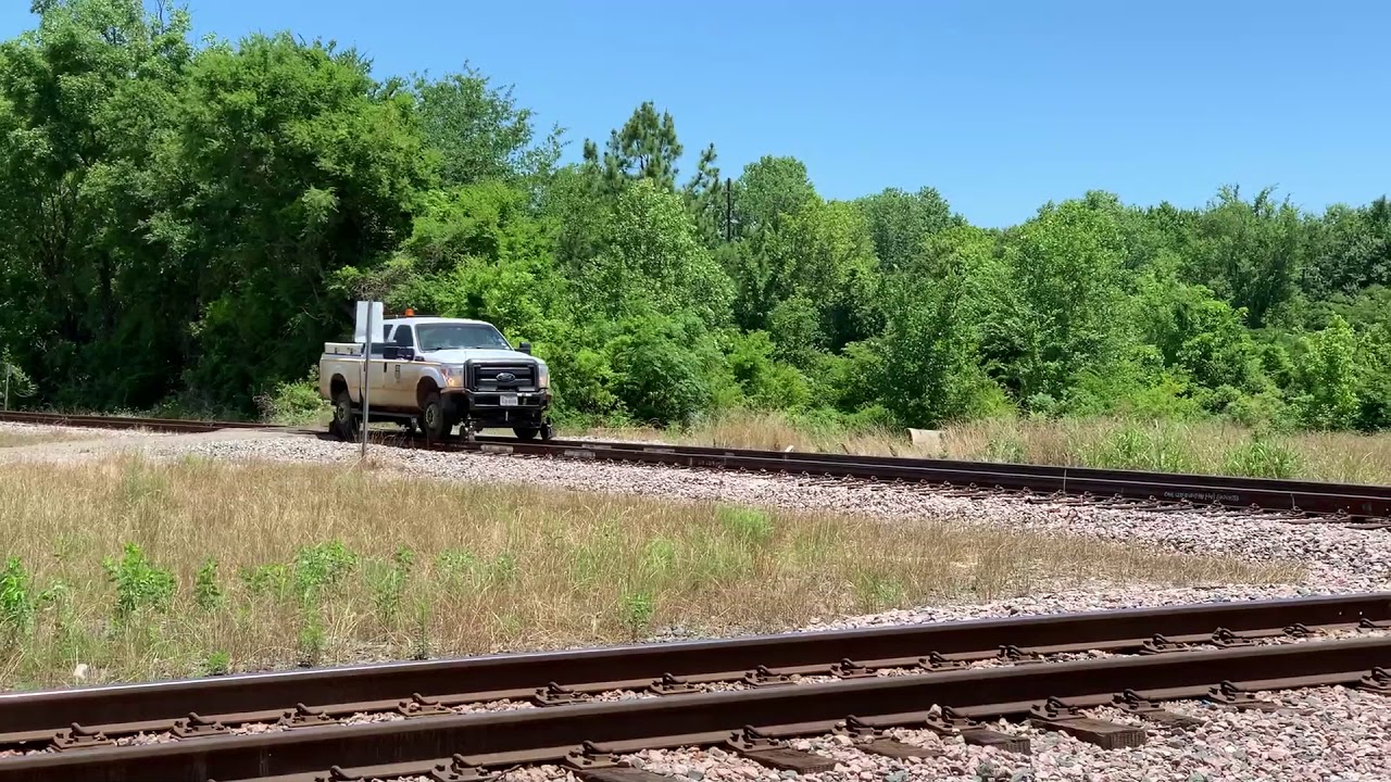 2020-05-28 Union Pacific MOW Hi-Rail Pickup - YouTube