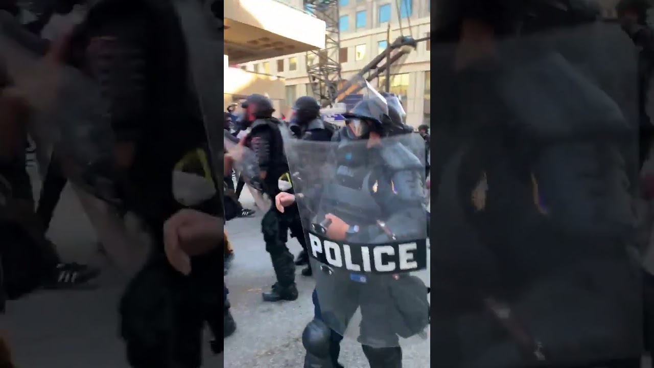 Grand Rapids, MI riot cops advance on crowd of unarmed protestors ...