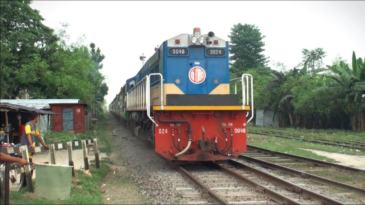 Speed of EMD 3024 GT38AC Loco ।। Kurigram Express Train ।। Bangladesh ...
