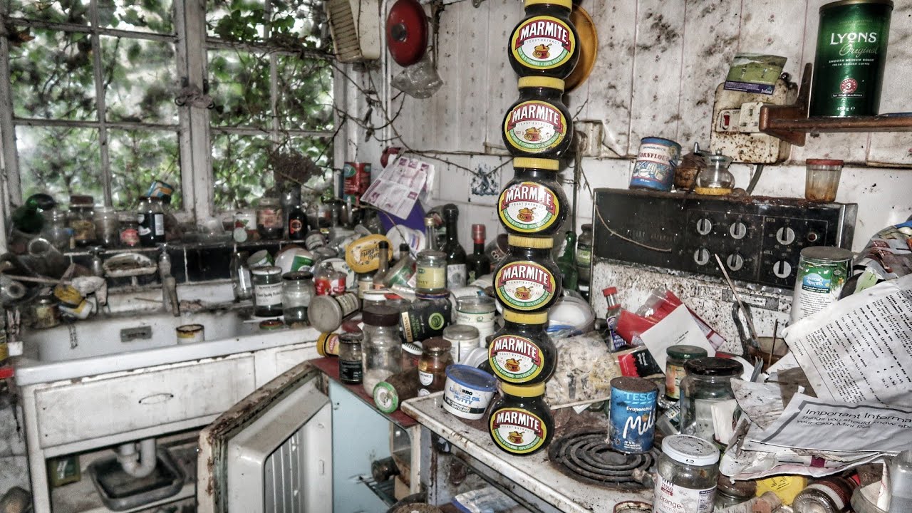 Exploring Abandoned House Full Of Stuff - YouTube