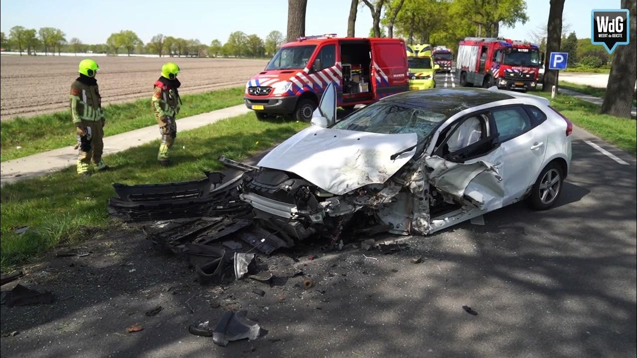 Auto tegen boom op Roermondseweg in Weert - YouTube