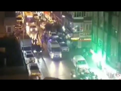 Güngören'de 4'üncü kattan minibüsün üzerine düşen çocuk ölümden döndü