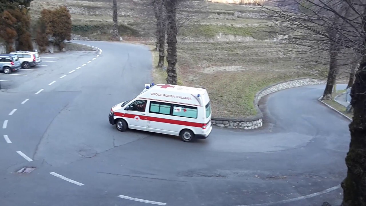 Ambulanza CRI Menaggio in emergenza - YouTube
