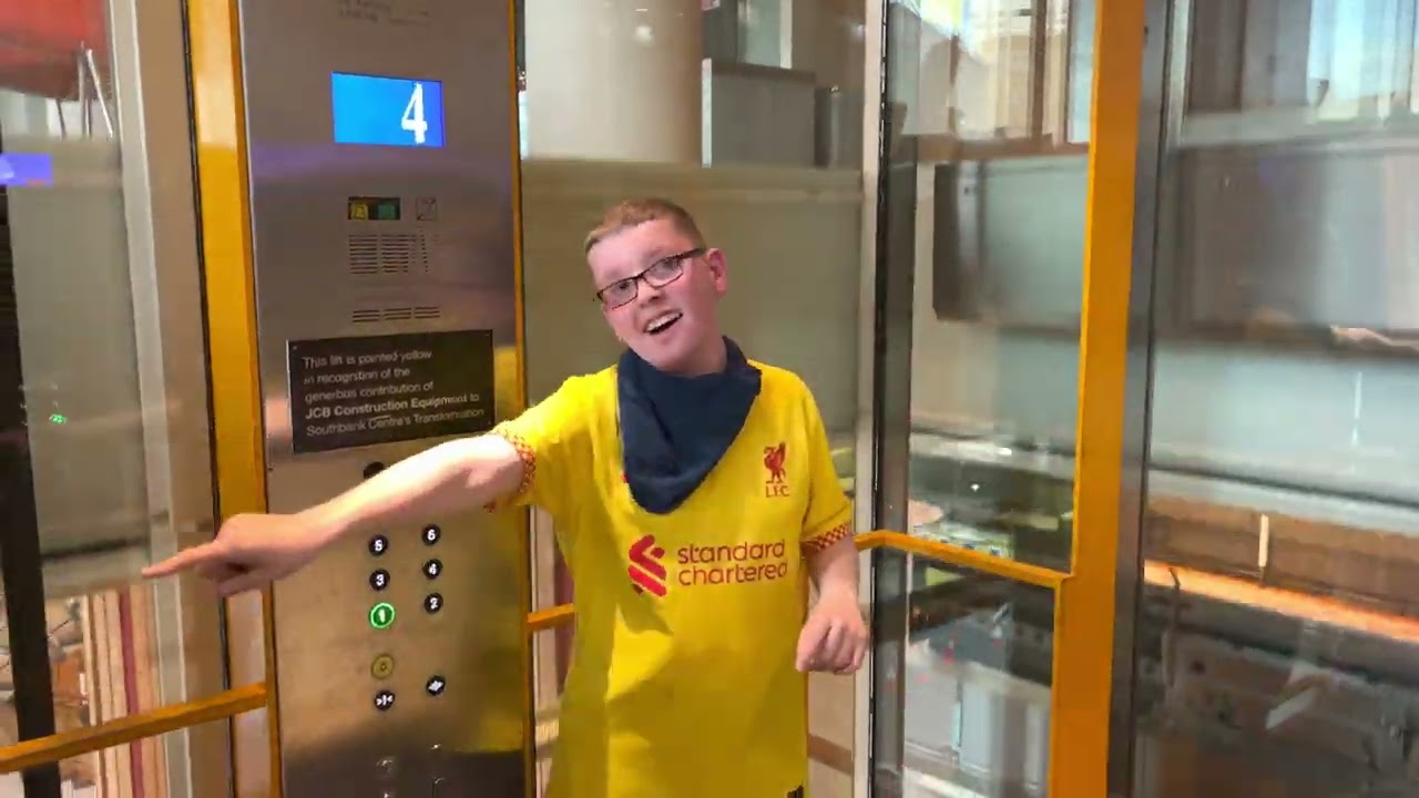 Singing lift going down - YouTube