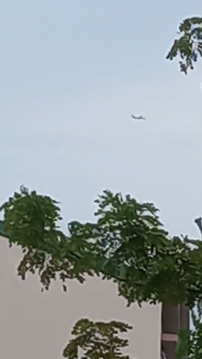 Maldivan 8Q-IAY flying over hulhumalé after takeoff. - YouTube