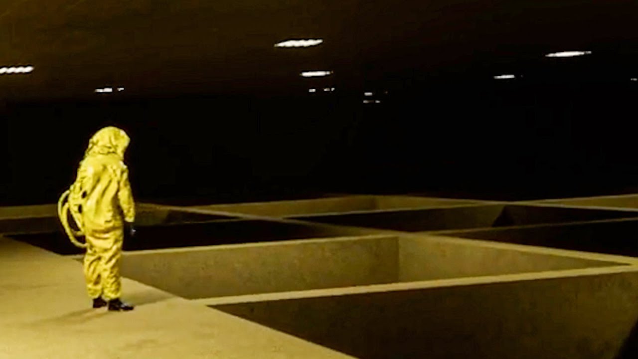 Escaping The Largest Backrooms Level... - YouTube