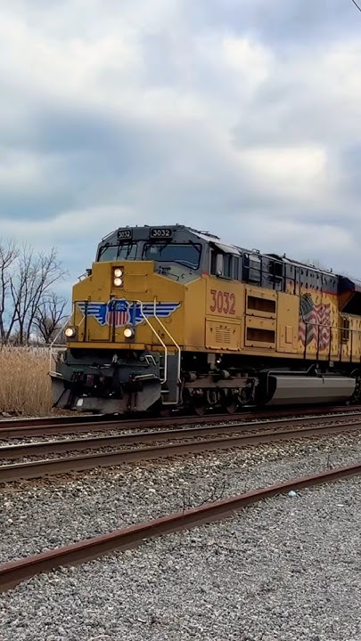 UP Tier 4 SD70AH Leading CSX B-780! - YouTube