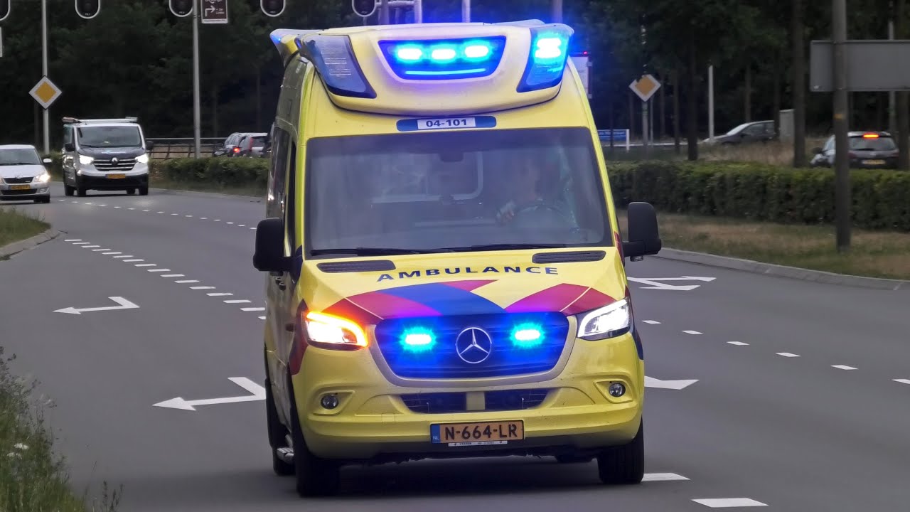 [Duim omhoog] Politie Touran 2015 & Ambulances uit IJsselland met spoed ...