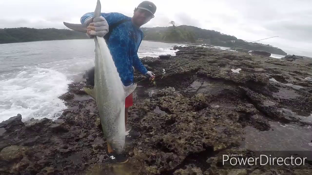 Pesca de orilla , gran Macarela y mar muy picado 🎣 - YouTube
