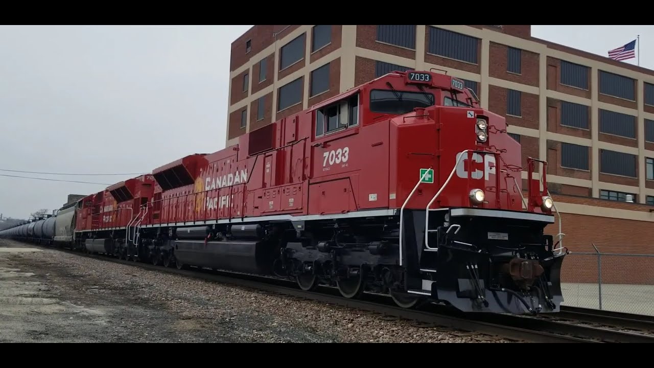 cp 7033 and 7031 leading cp 686 into milwaukee - YouTube