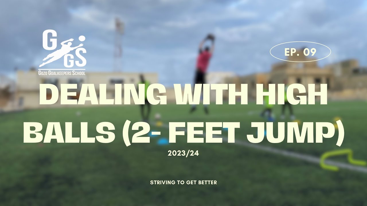 How to catch a high ball jumping on both feet (part 1) | Goalkeeper ...