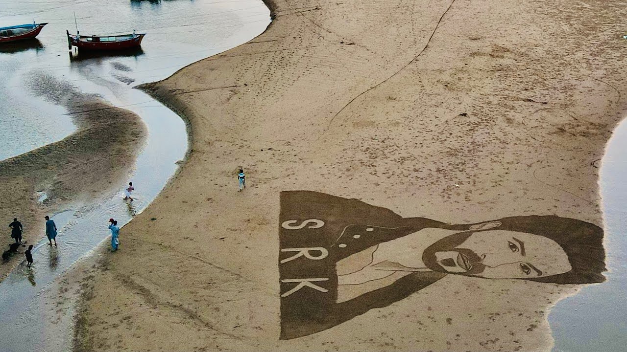 Sand Artist draw stunning portrait of SRK in Pakistan - YouTube