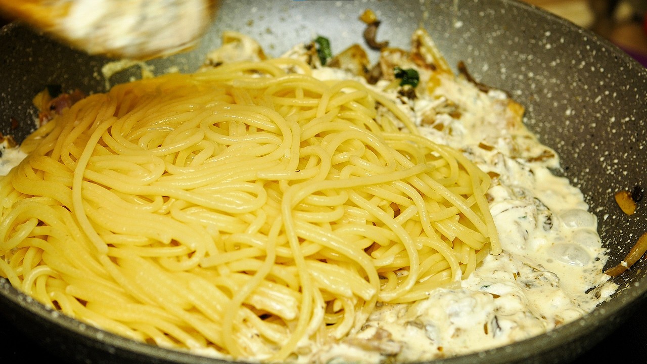 Quick Pan-Fried Spaghetti with Onions, Bacon, and Ricotta - YouTube