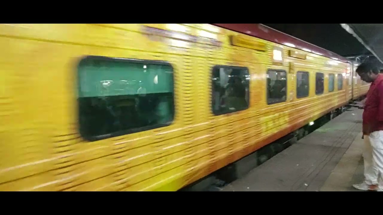 New delhi Mumbai TEJAS RAJDHANI EXPRESS 12952 (NDLS - MMCT) AT SURAT ...