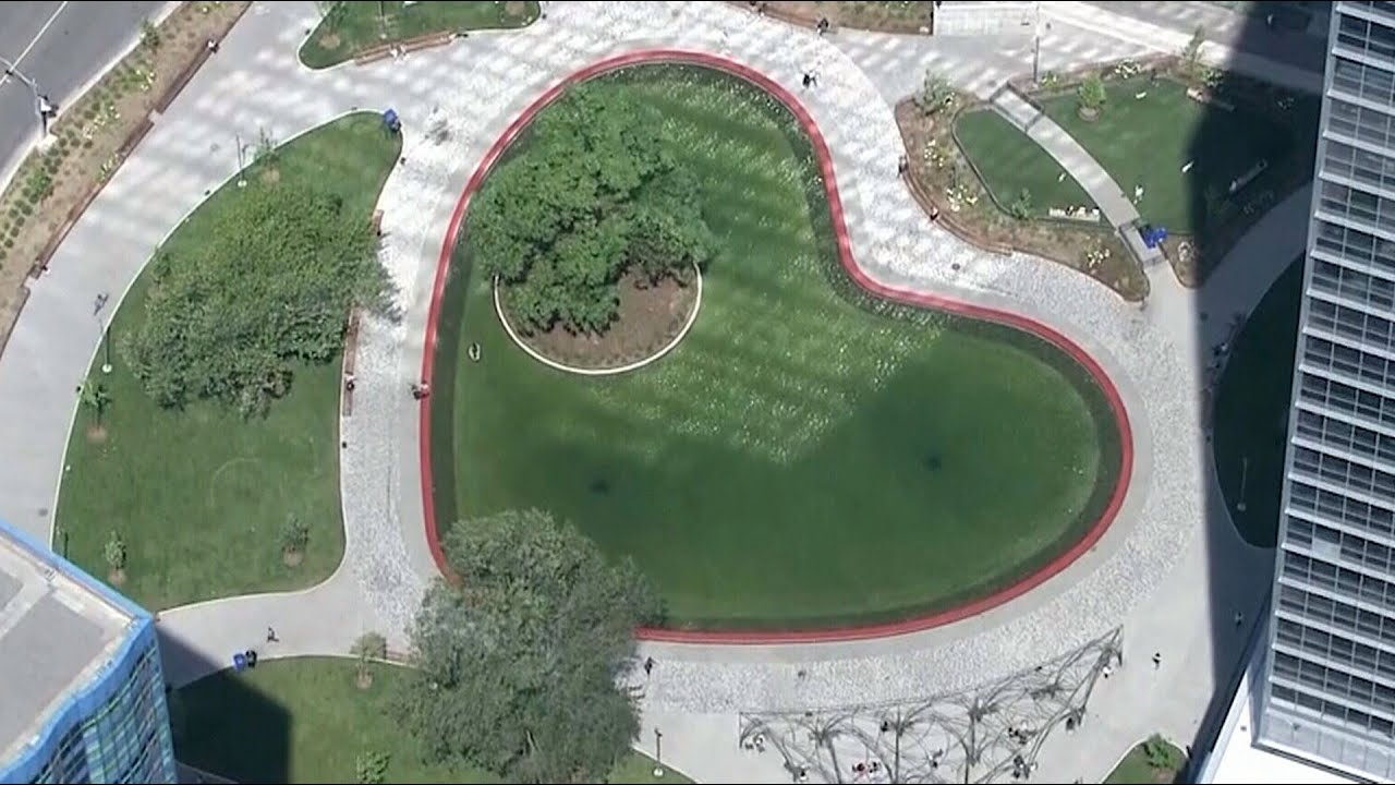 Water in new heart-shaped pond in Toronto turns green - YouTube