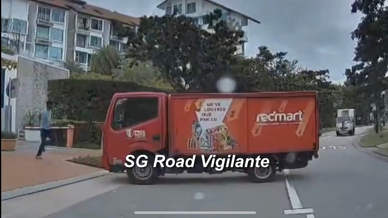 27nov2024 sentosa redmart lorry driver fail to engage handbrake chased after runaway lorry - YouTube