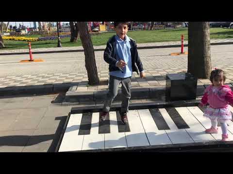 Ayakları ile piyano çalan çakma enes batur